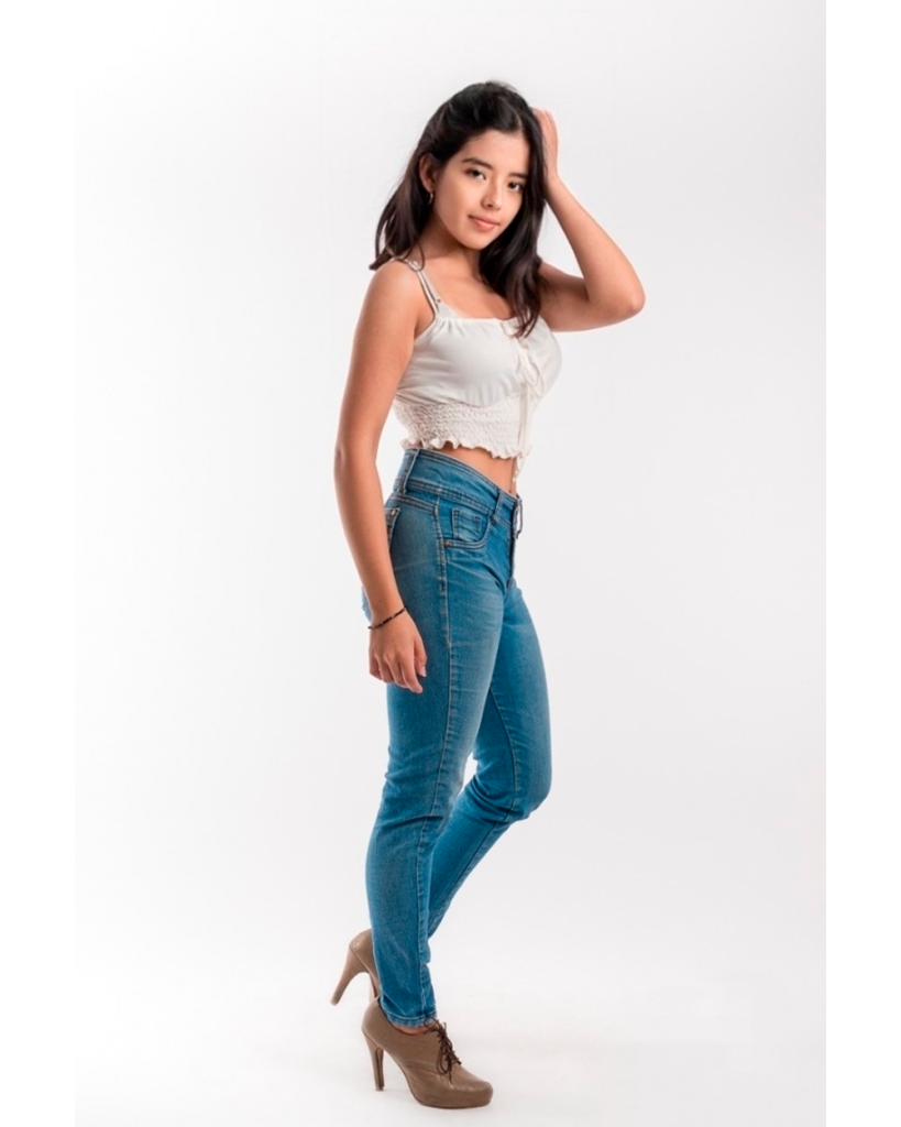 RENATA RIVAS – Latinvasion